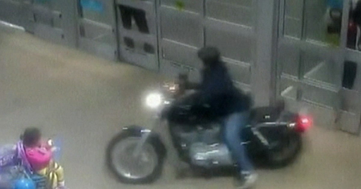 Motorcyclist Drives Through Mall to Escape Police