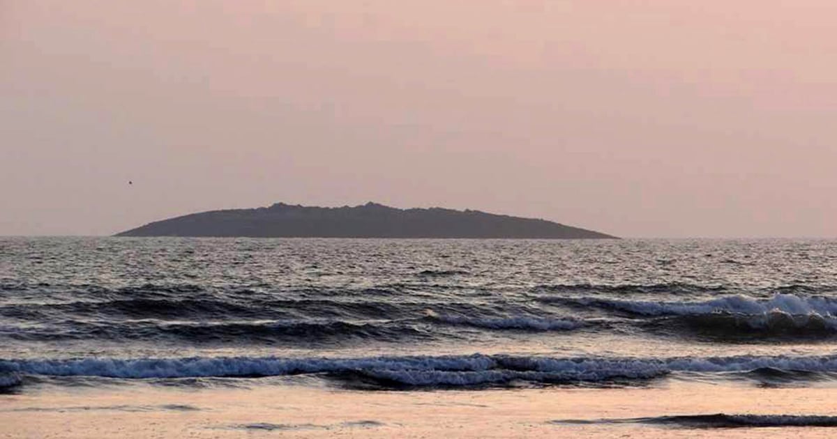 Small island rises from sea after Pakistan quake