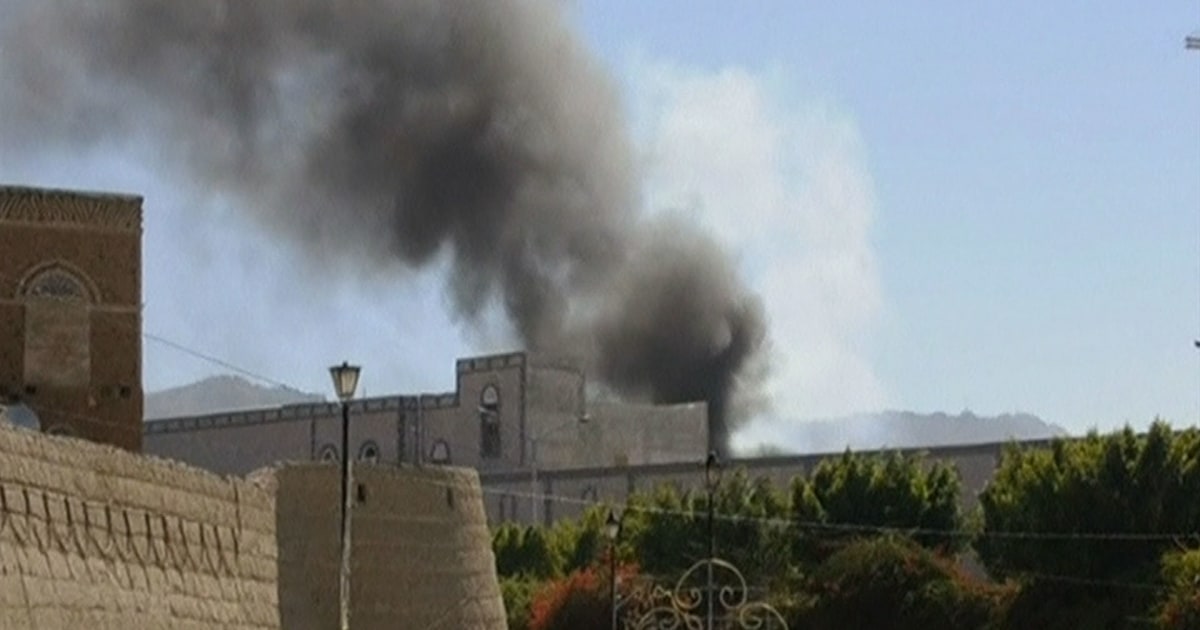 Smoke Billows from Yemeni Defense Ministry After Attack
