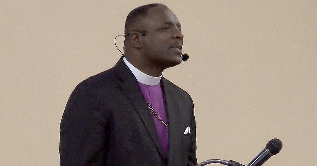 Pastor Talks Down Rifle-Wielding Man Who Entered His Church