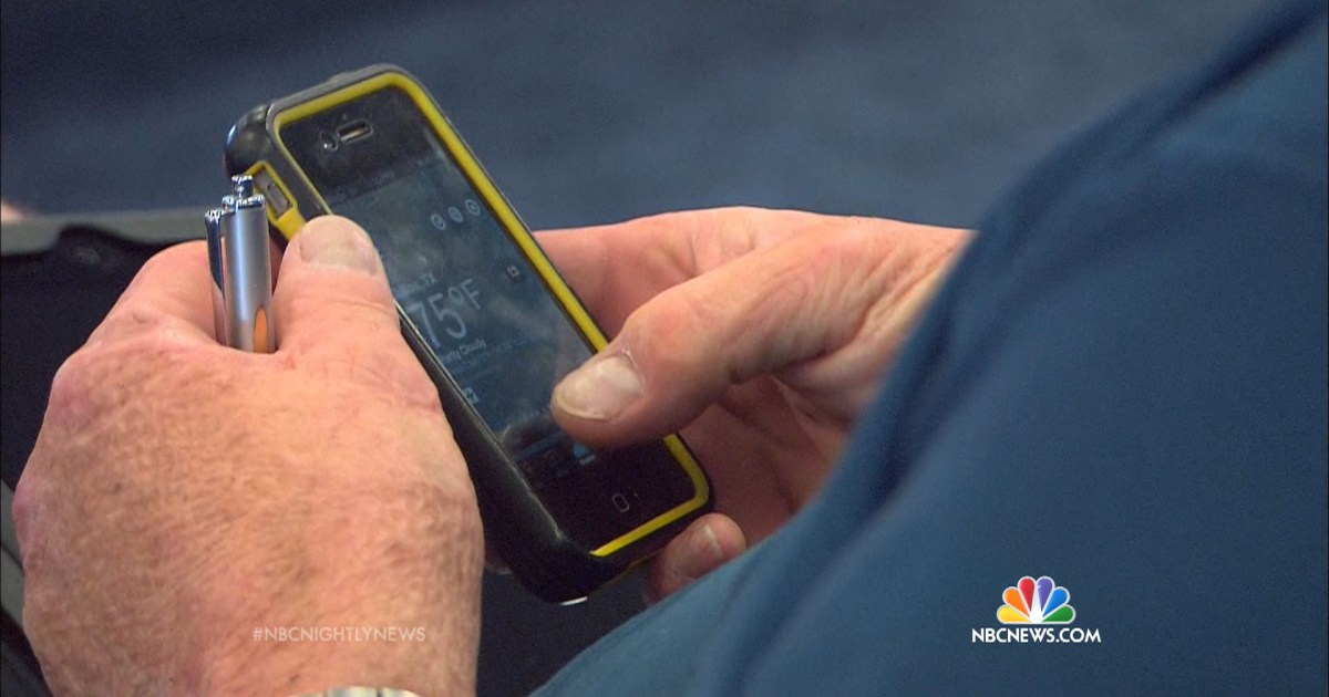 Passengers celebrate new FAA rules allowing in-flight electronics
