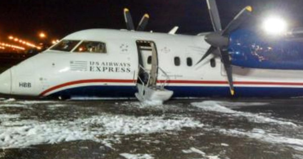 Plane makes belly landing in Newark