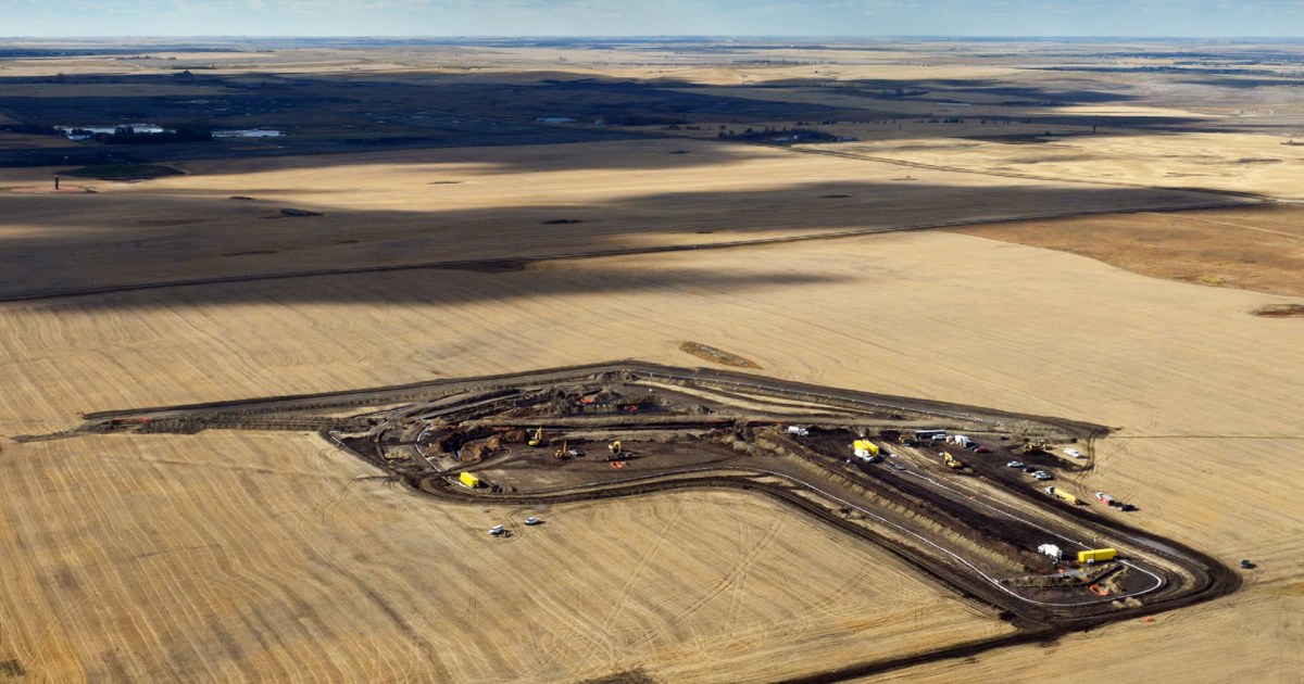Leaking pipeline spews 20k barrels of oil, ruining wheat farm