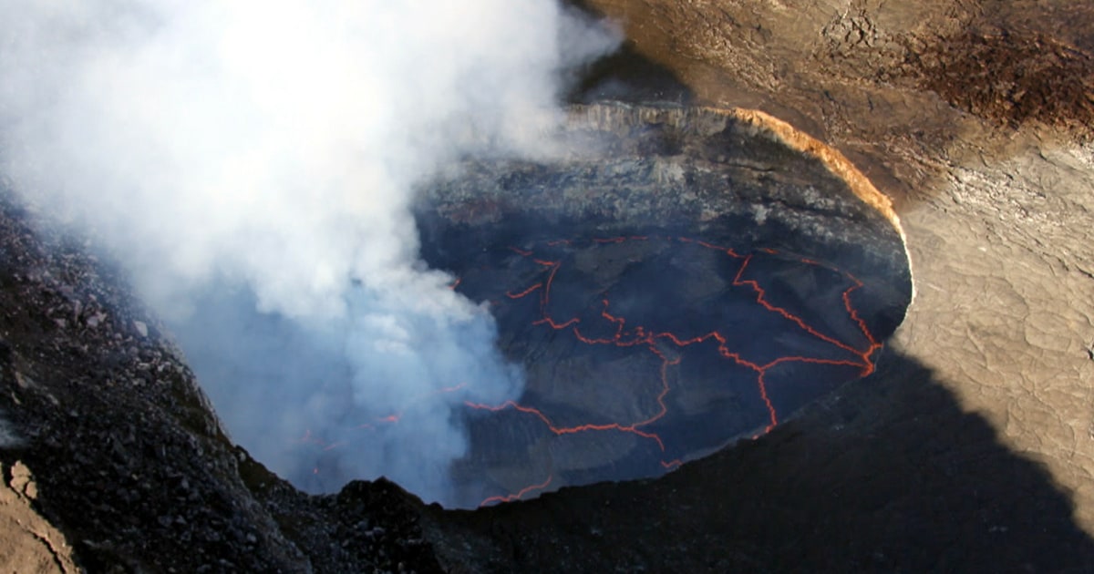 Photo shows lake of lava inside Hawaiian crater