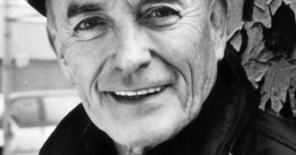 Father Andrew Greeley, prolific author, dies at 85