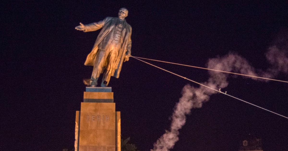Lenin Toppled: Ukrainians Pull Down Soviet Statue