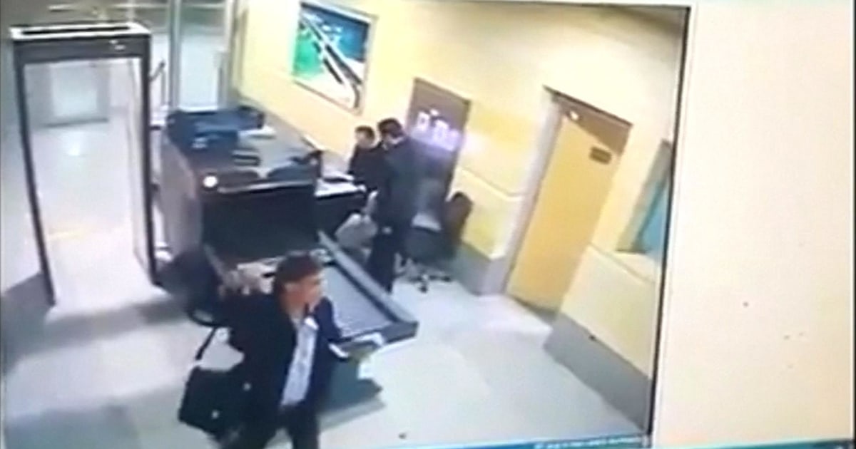 Watch Alleged EgyptAir Hijacker Passes Airport Security