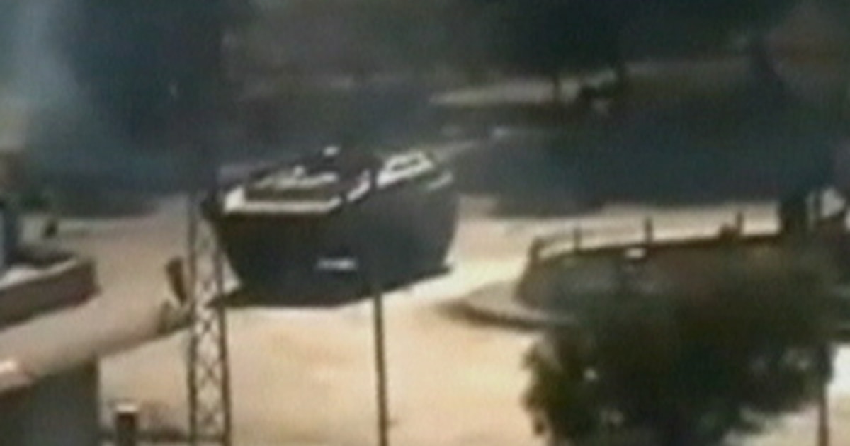 Syrian tanks thrust into Hama