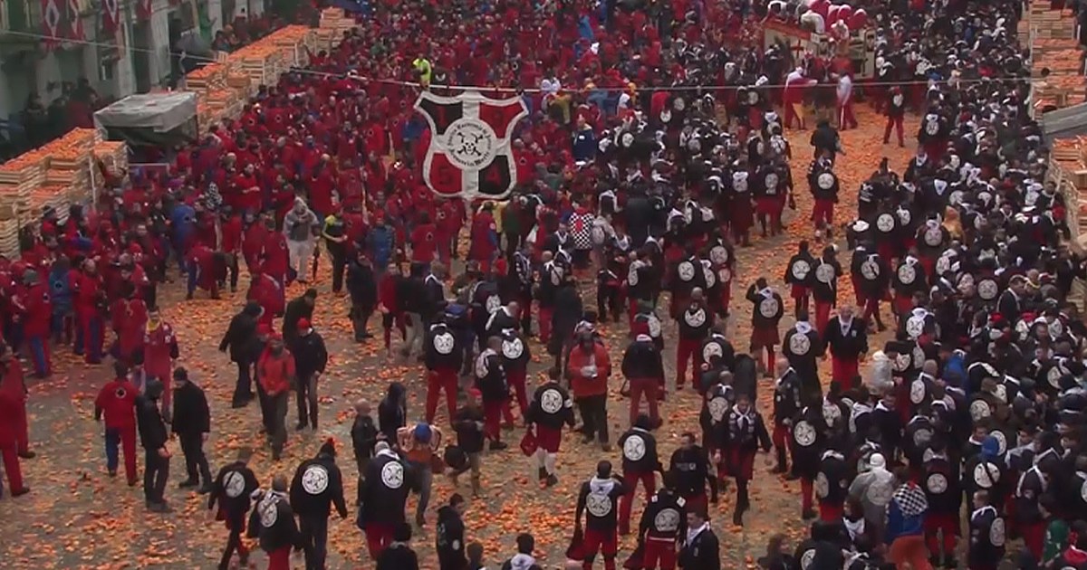 7,000 People Take Part in Historical Battle of Oranges