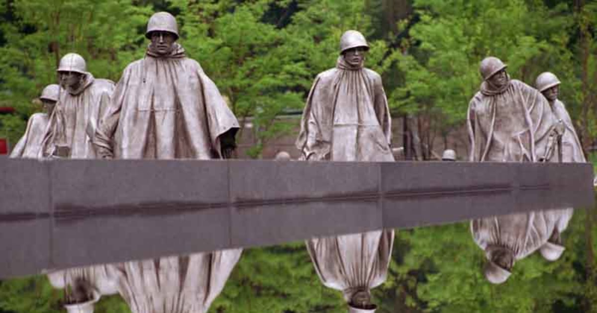 Crowds flock to America’s popular memorials