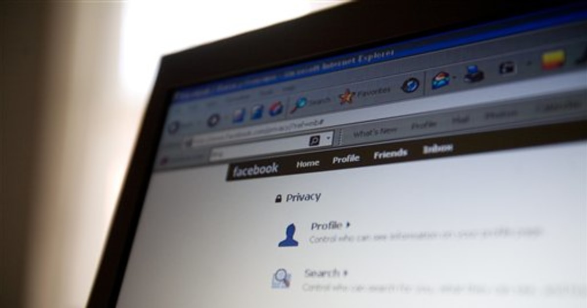 Facebook privacy revamp draws fire