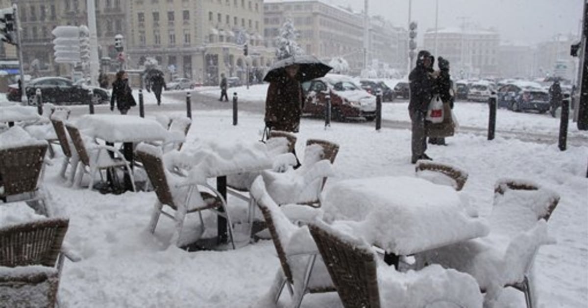 12 deaths blamed on snow, cold across Europe