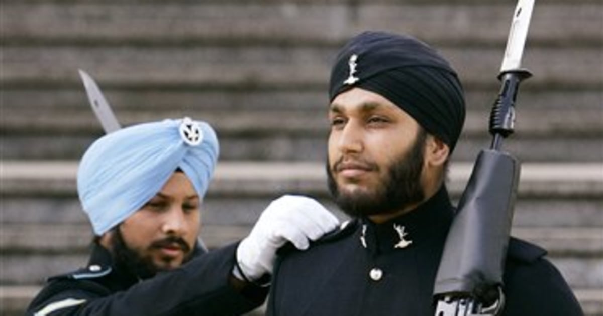 Queen Elizabeth II gets guards wearing turbans