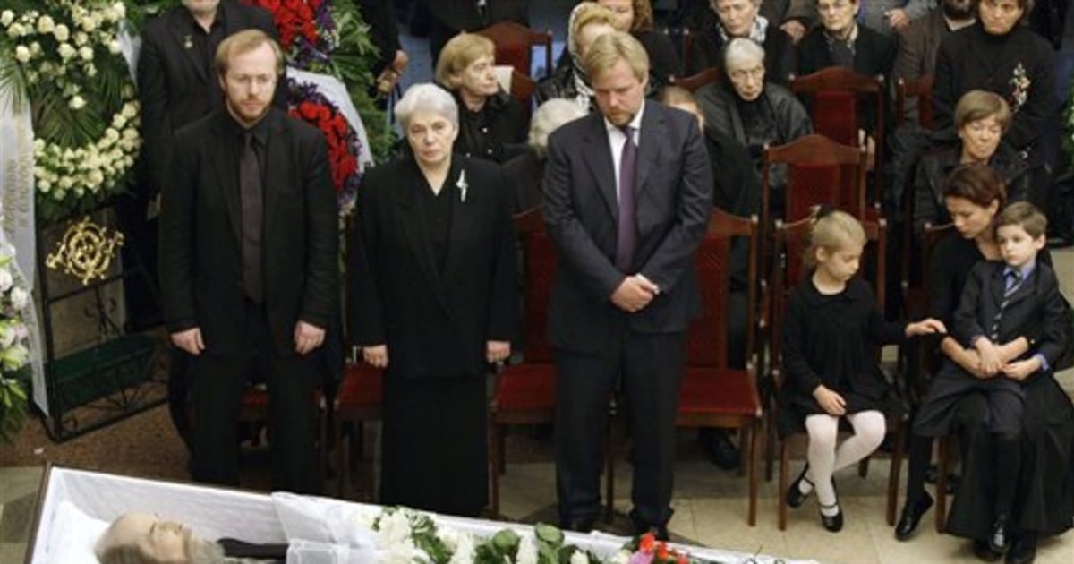 Russians pay tribute to Solzhenitsyn
