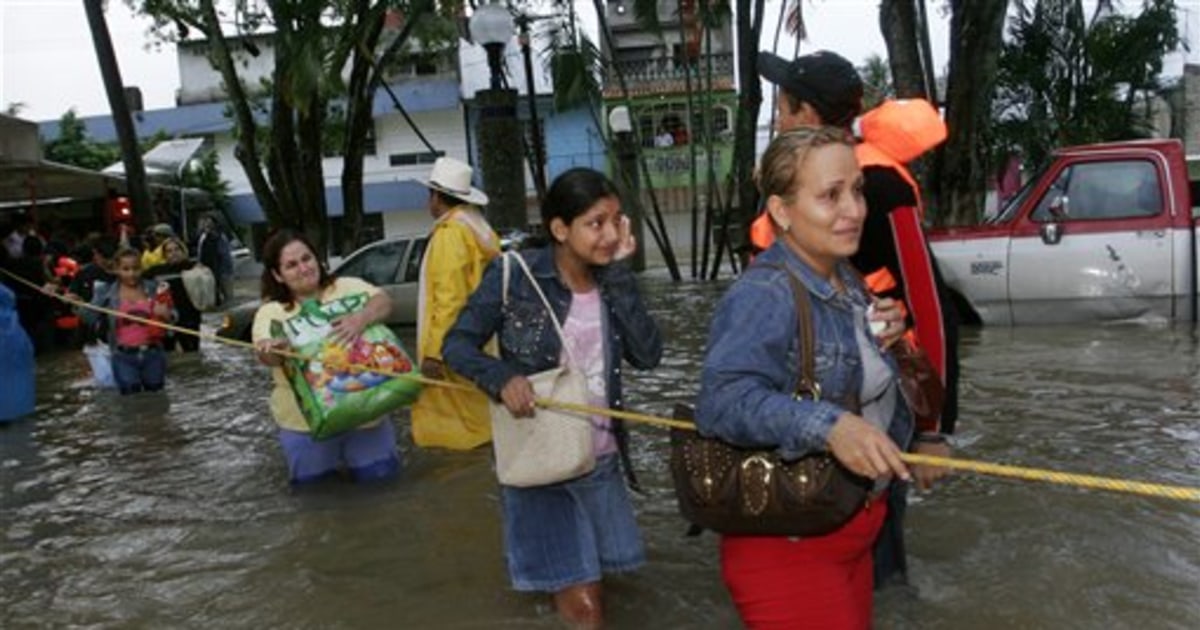 Thousands flee floods in Mexico; 1 death