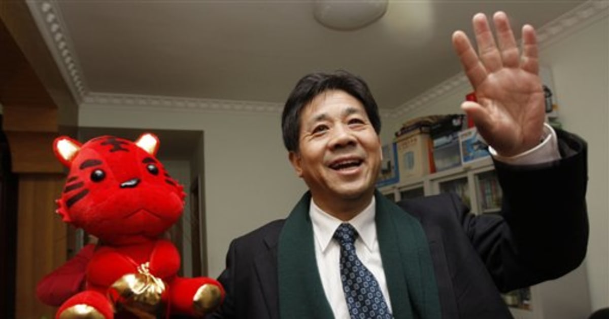 Chinese man who camped in airport is home