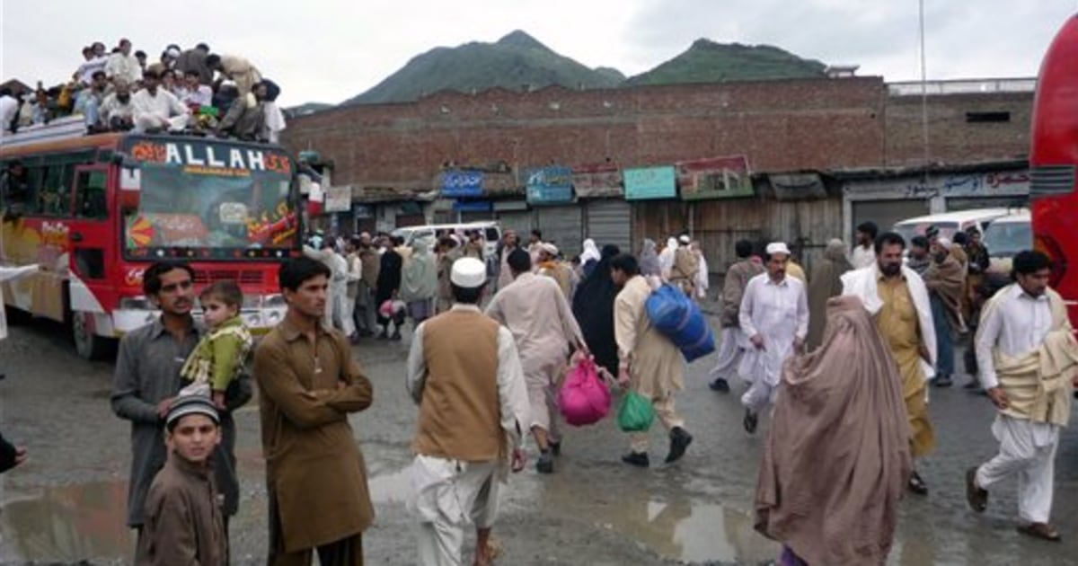 Pakistani villagers flee as peace deal crumbles