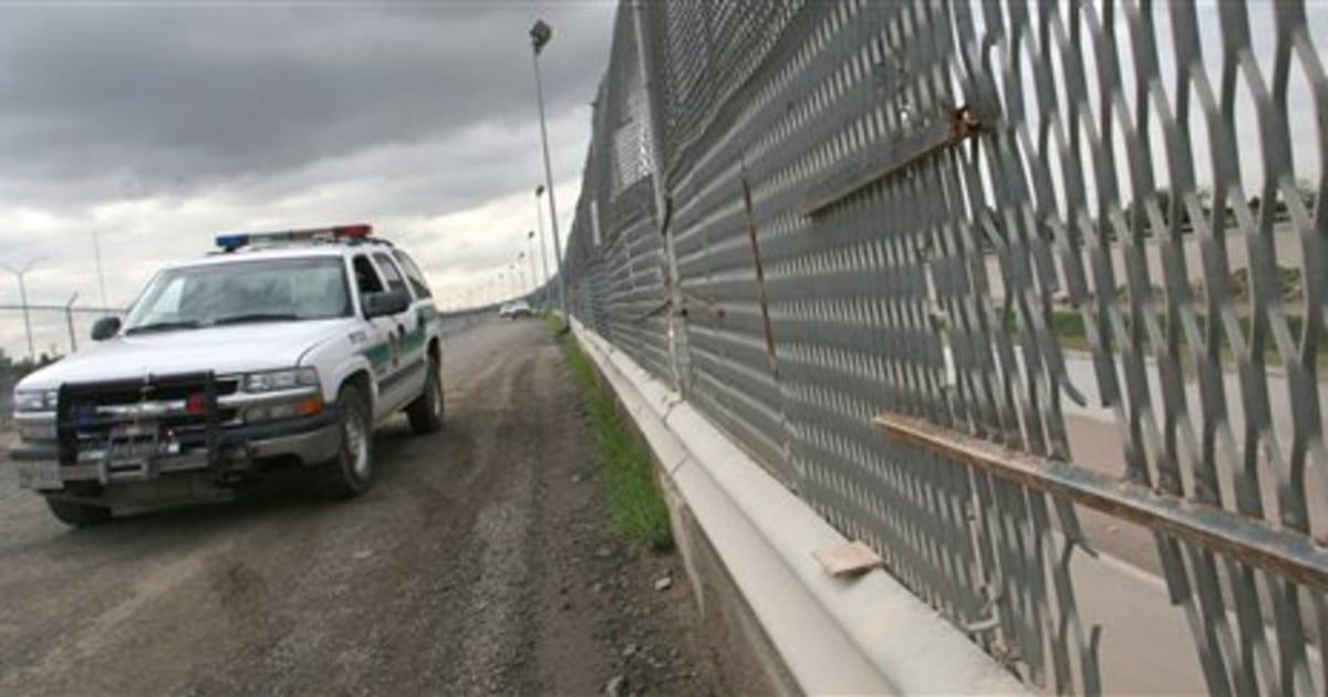 Obama administration scraps border fence