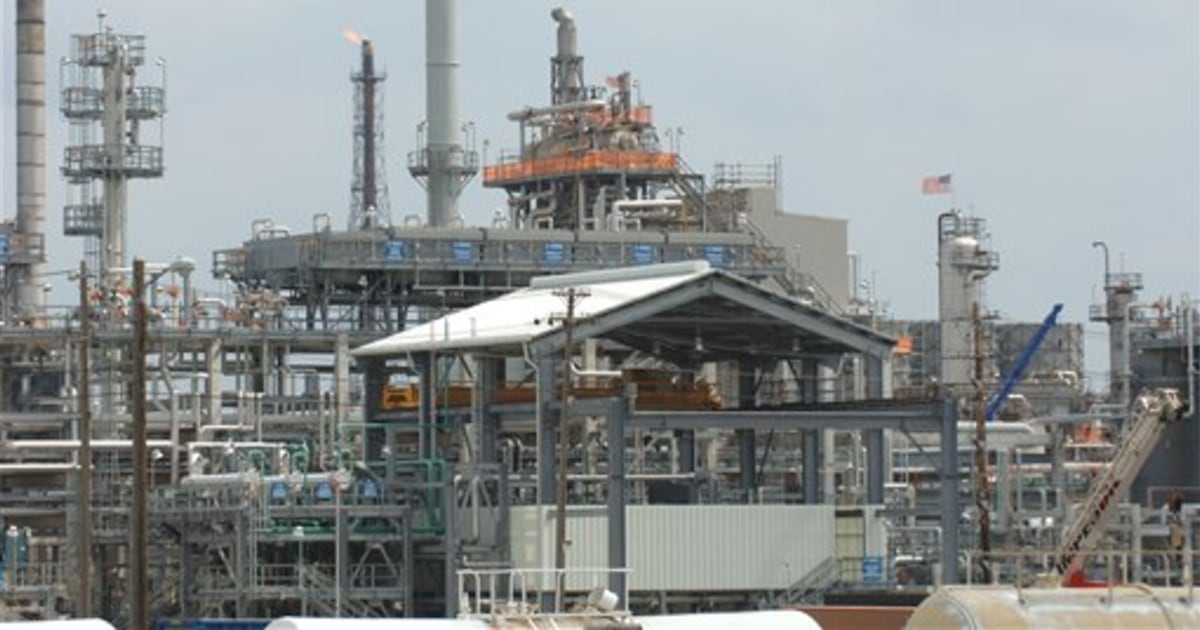Refinery controversy reflects permit problems