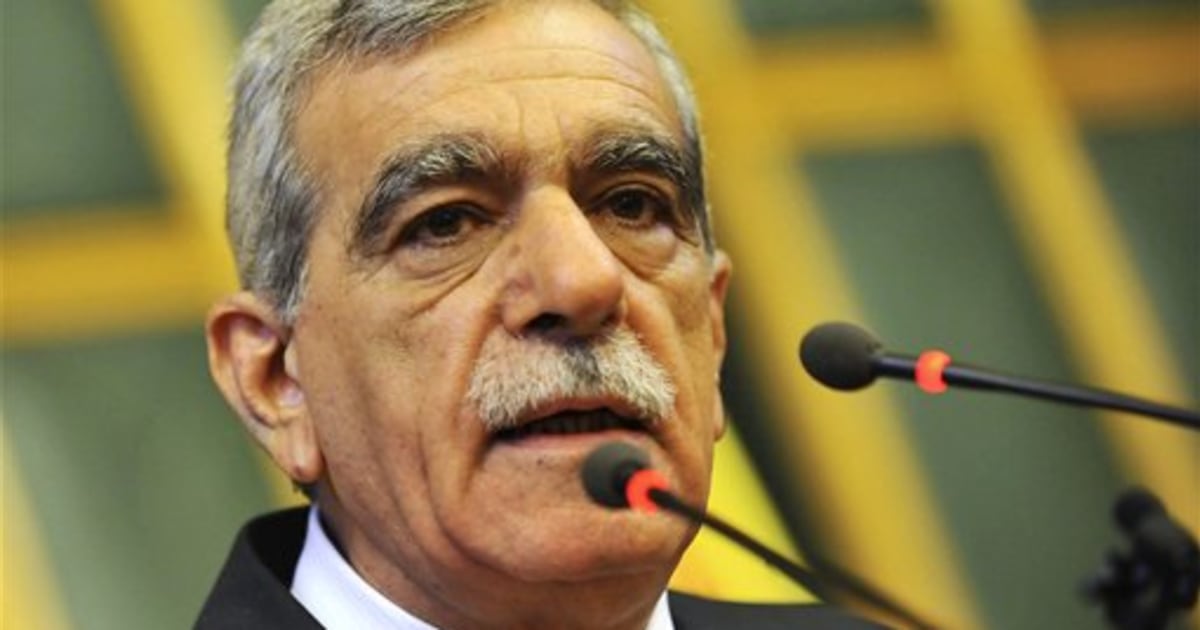 Turkish politician speaks Kurdish, defying law