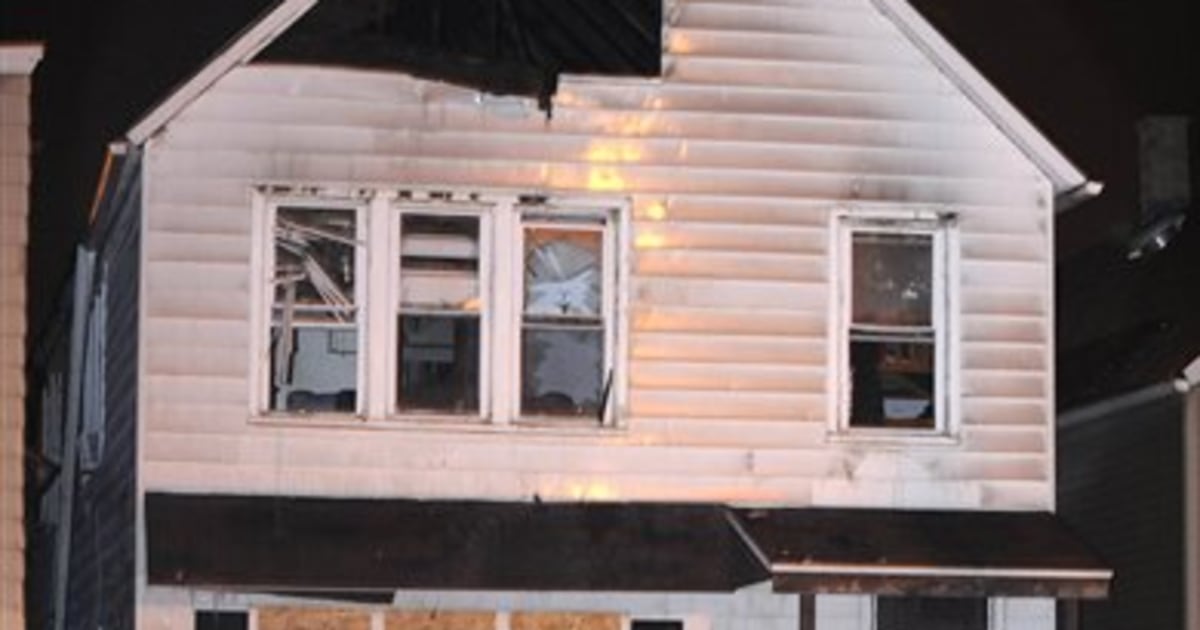 Investigators seek cause of deadly Illinois fire