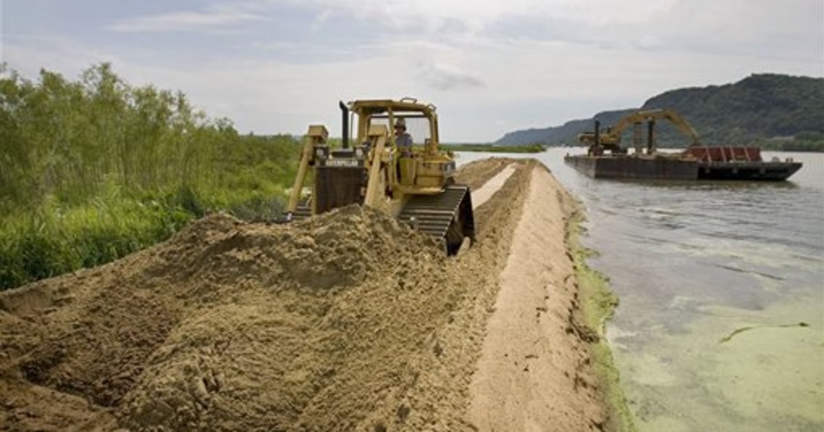 Engineers build islands on Mississippi River