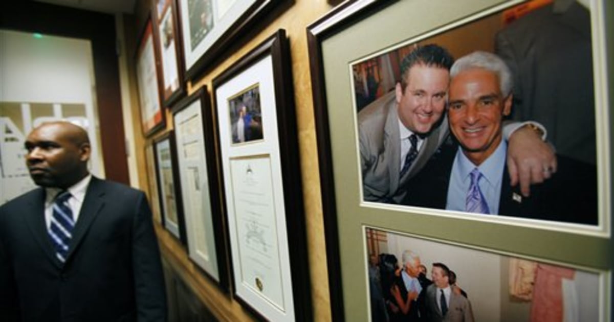 Celebrity lawyer charged in $1B Ponzi scheme