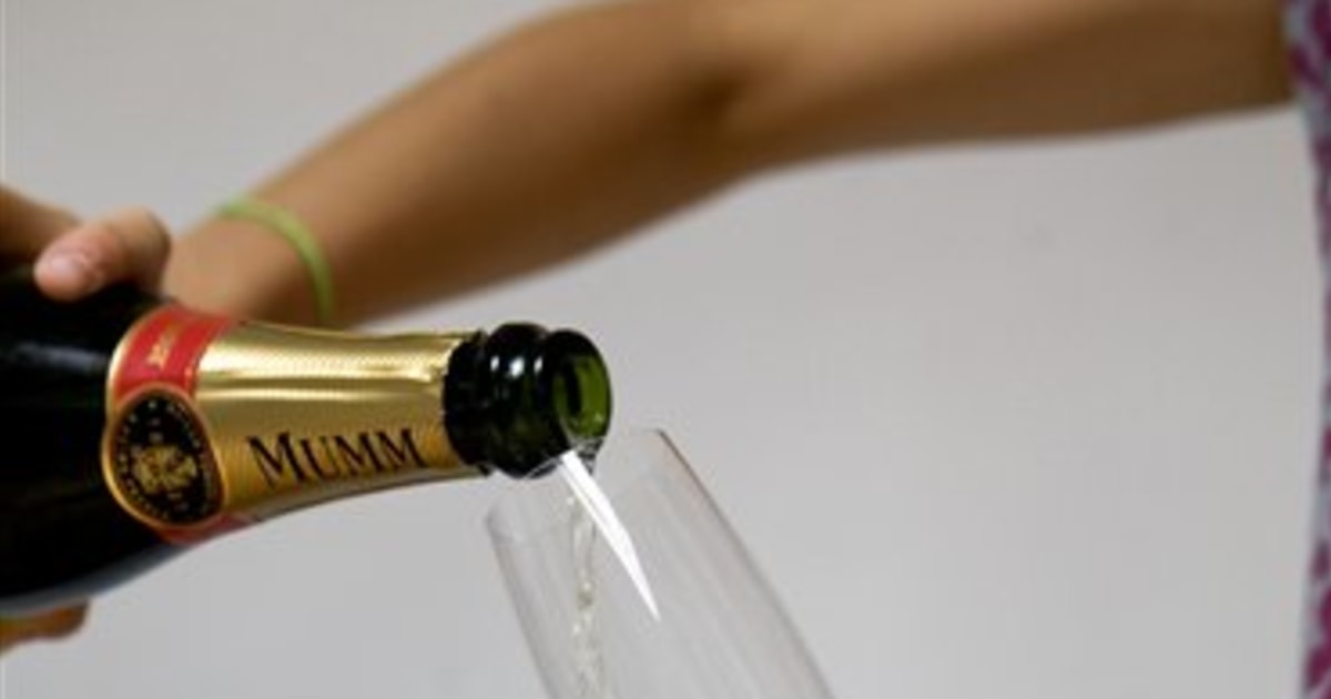 How to pour champagne? Science backs the side of a glass
