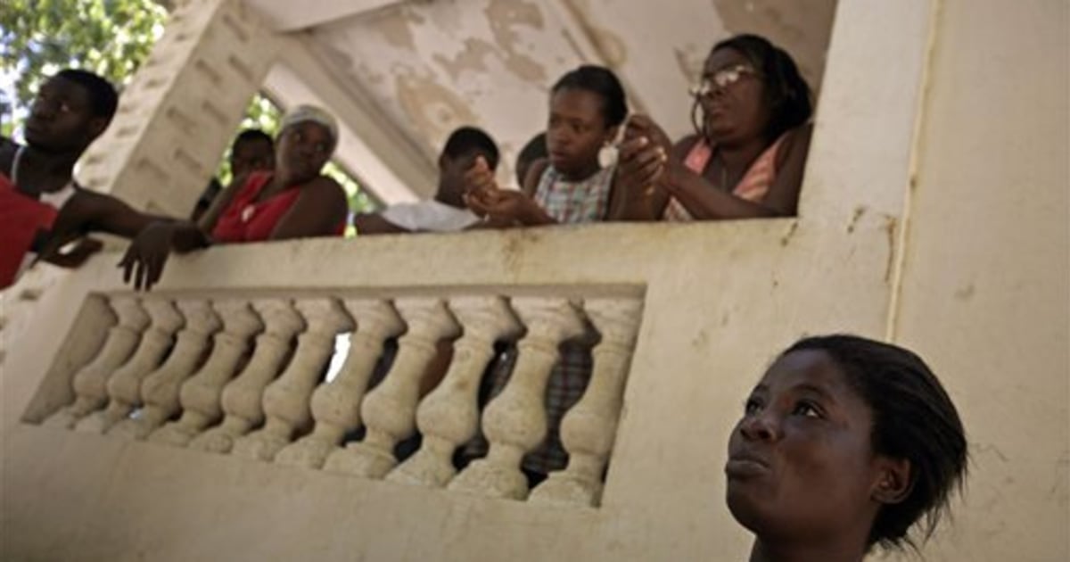 By foot and bus, Haitians return to native towns