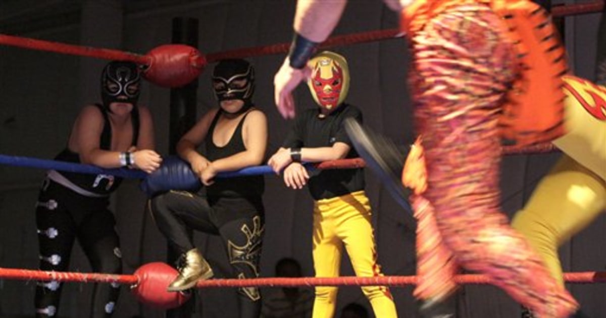 Lucha libre becomes jeering, cheering family night