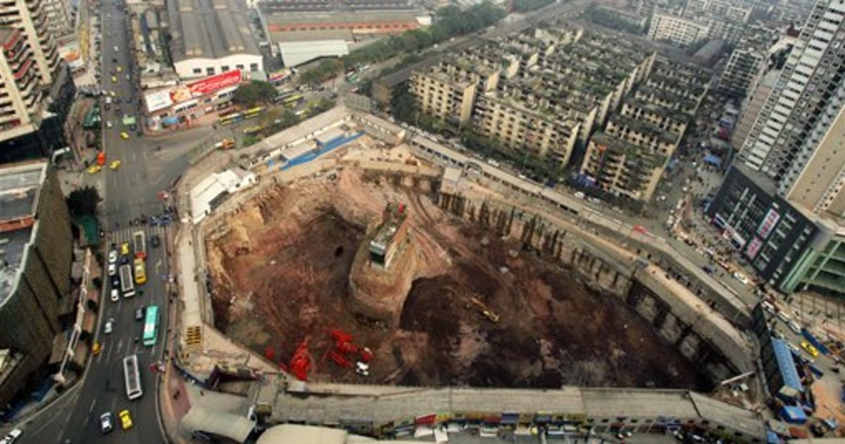 Chinese tear down house after 3-year standoff