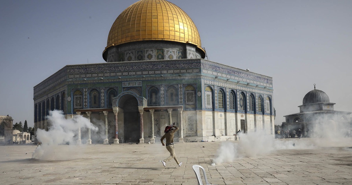 Hundreds injured as Palestinians and Israeli forces clash on Jerusalem Day