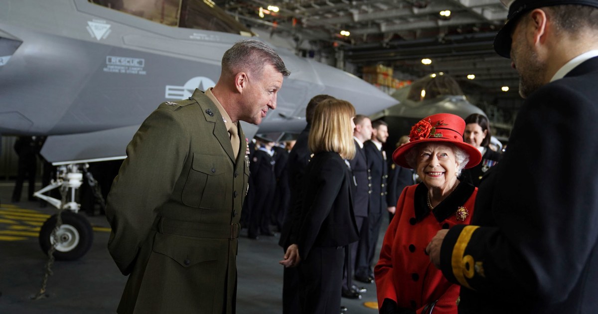 Queen visits U.S. Marines aboard new British aircraft carrier