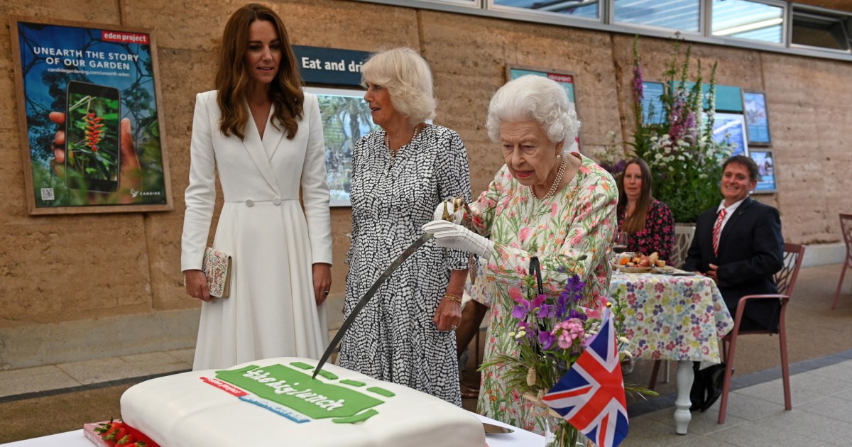Queen insists on using ceremonial sword to cut cake ahead of meeting G ...