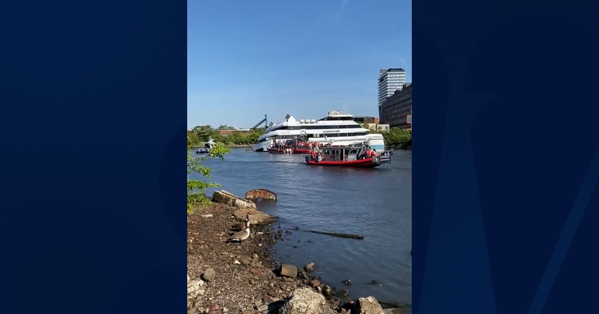 Over 100 passengers, crew rescued after Brooklyn ferry runs aground