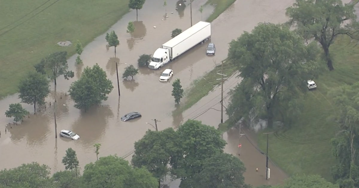 Widespread flooding in Detroit causes many to abandon cars after heavy ...
