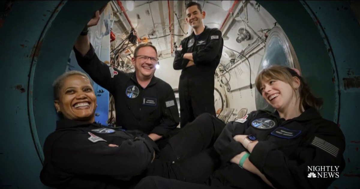 Space capsule to splashdown in ocean