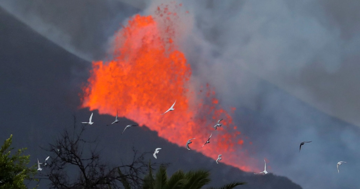 Spain's fiery volcano resumes its spectacular eruptions