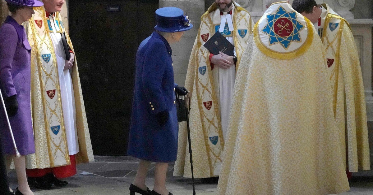 Queen Elizabeth II carries cane at Westminster Abbey service