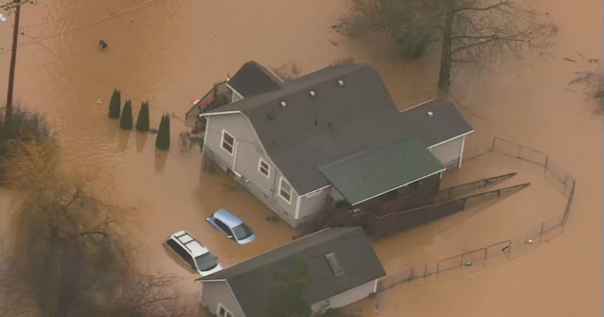 Severe flooding in Washington strands drivers and damages homes