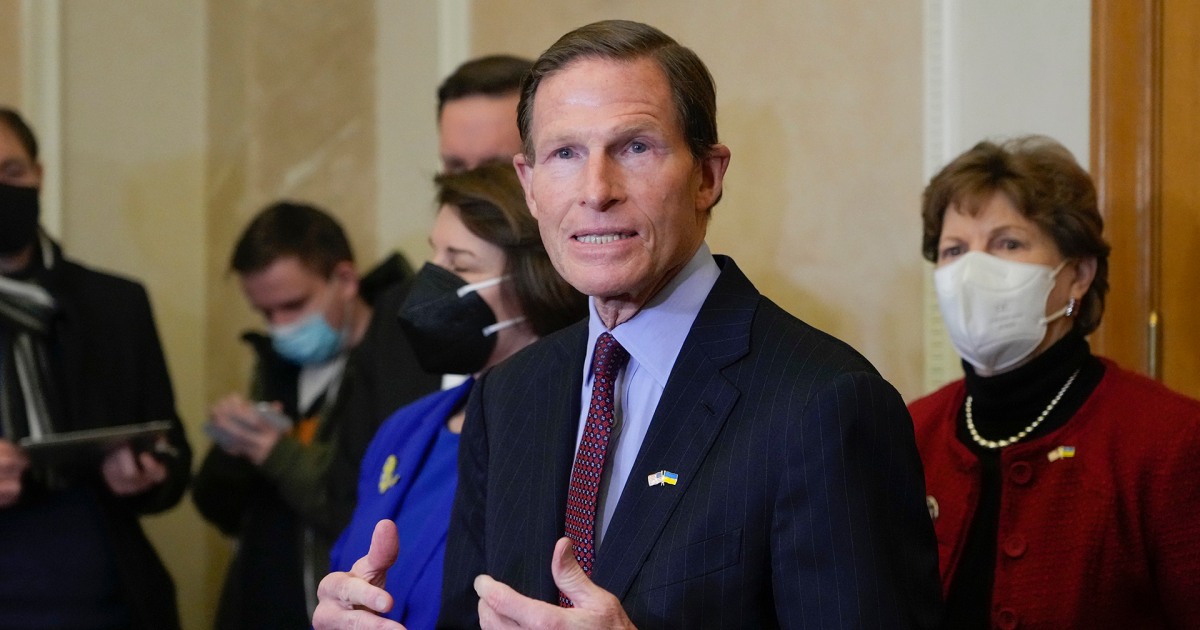 U.S. senators visit Ukraine, issue warning to Putin