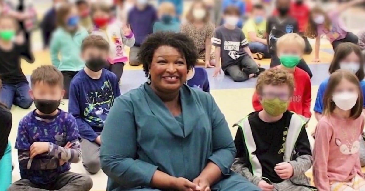 Stacey Abrams faces backlash after maskless photo with students