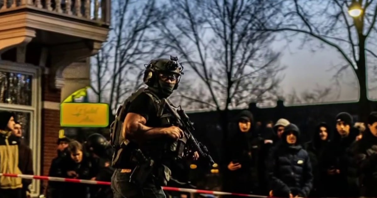 Captive helps end hostage standoff at Amsterdam Apple store