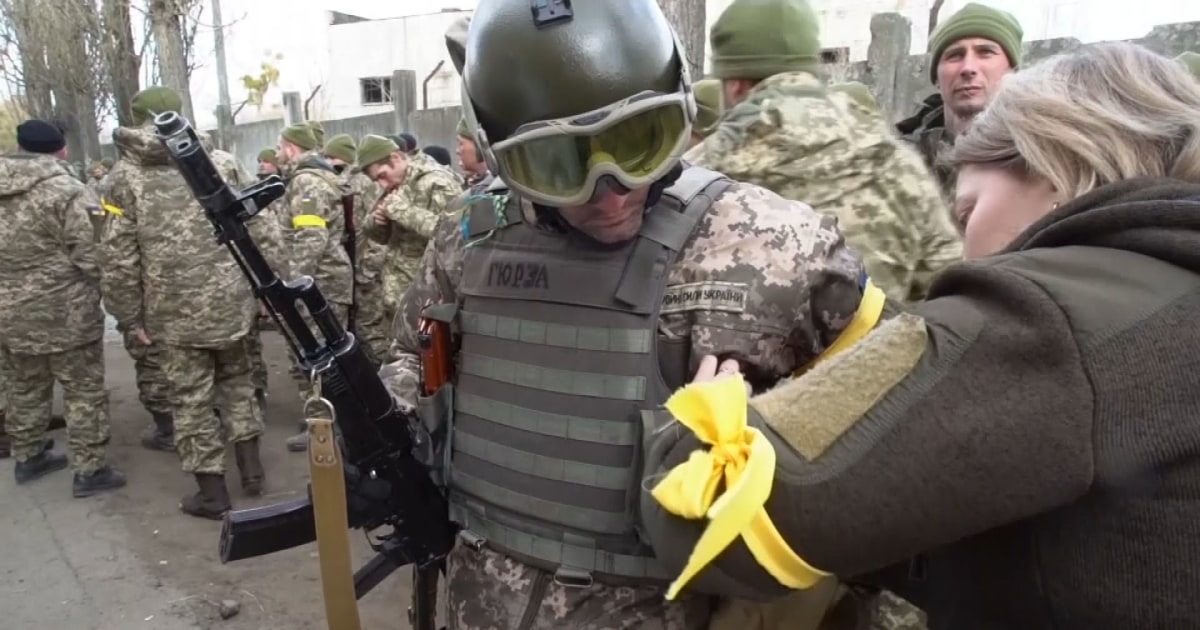 Ukrainian military reservists train to fight Russians Ukrainian military reservists train to fight Russians