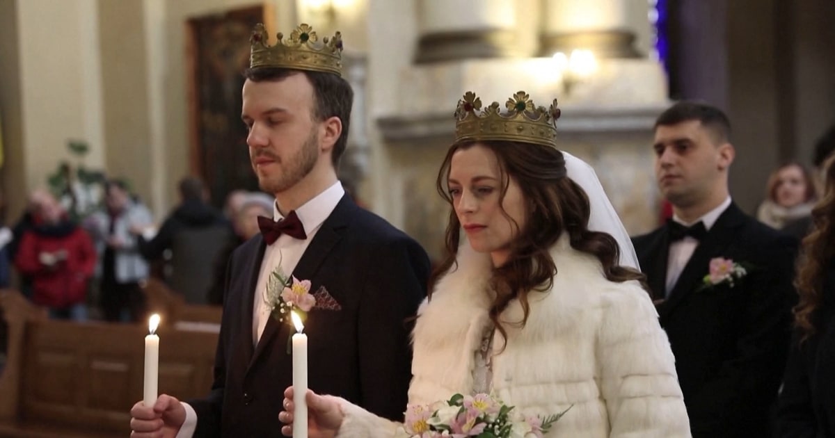 Ukrainian couple go ahead with wedding despite Russian invasion