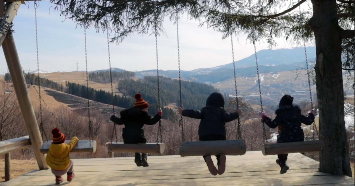 Thousands of Ukrainians flee to the Carpathian Mountains for safety