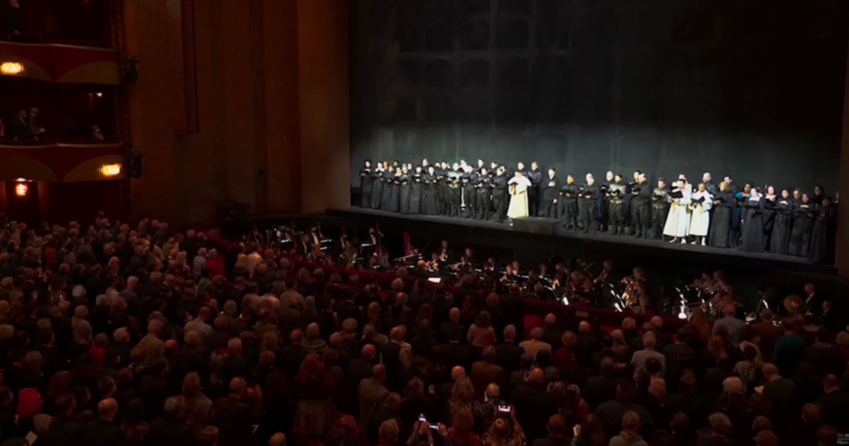 Metropolitan Opera shows support of Ukraine by performing national anthem