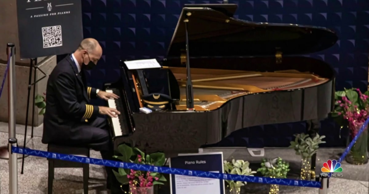 Piano-playing pilot lifts spirits during layovers with music