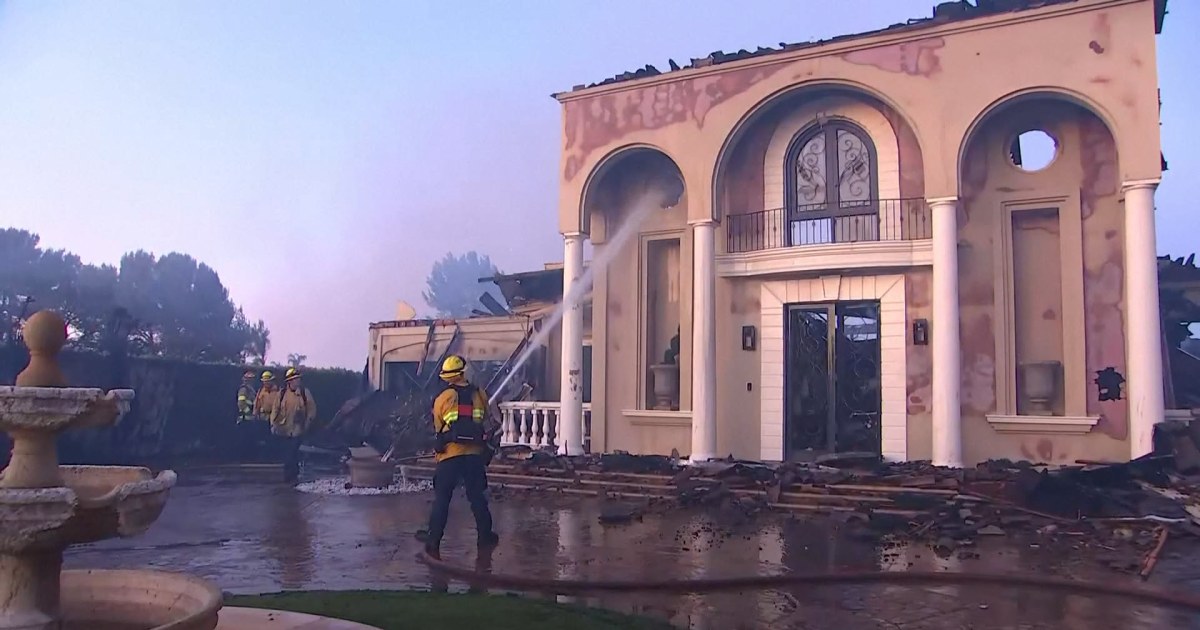 Coastal fire: Hundreds evacuated, at least 20 homes destroyed as crews ...