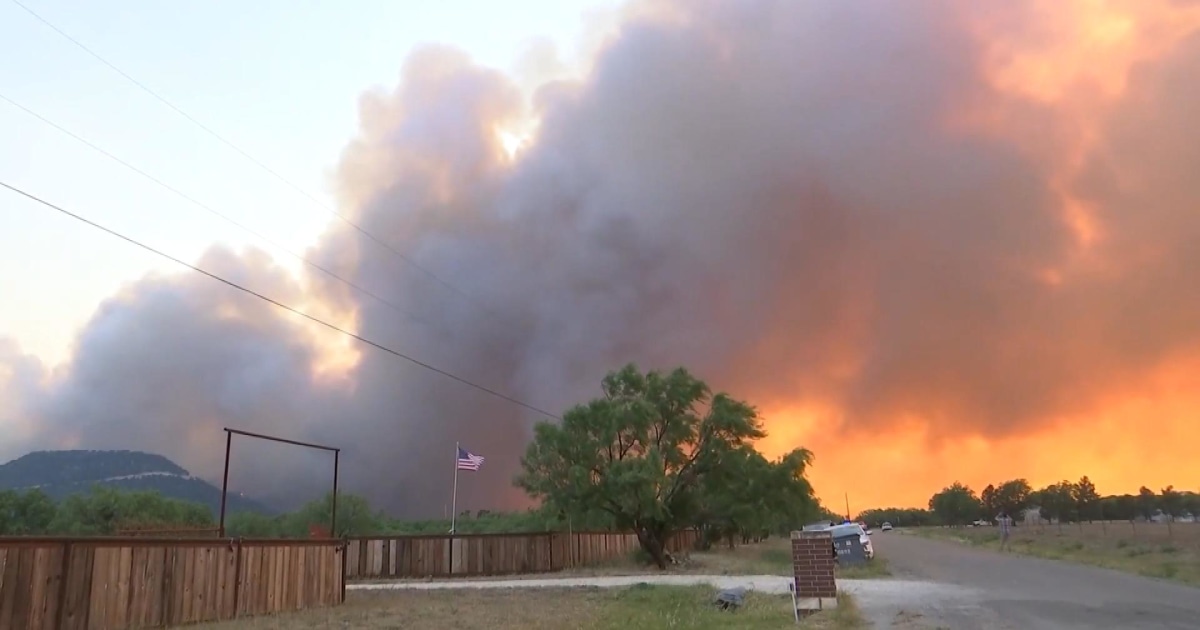 Texas wildfire burns dozens of homes, spreads to 7,000 acres